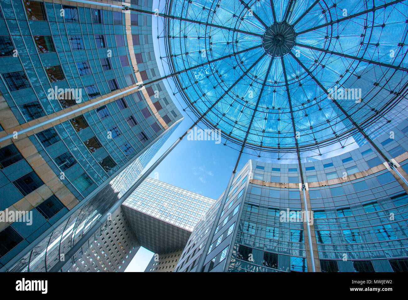 La defense moderne architektur -Fotos und -Bildmaterial in hoher ...
