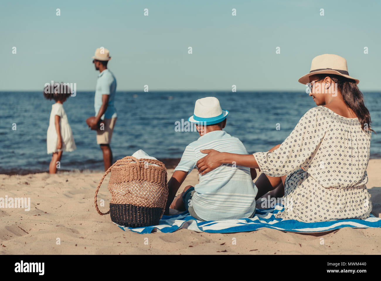 Mutter tochter sitzen strand -Fotos und -Bildmaterial in hoher Auflösung – Alamy