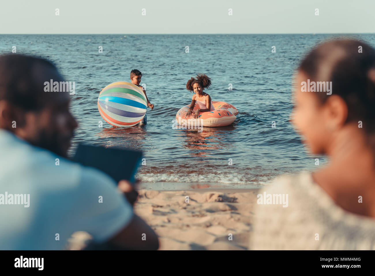Erwachsene und Kinder Am Strand Stockfotos und -bilder Kaufen - Alamy