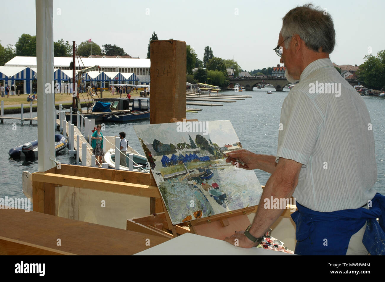 Artist in Residence malt eine Regatta Szene, Henley Royal Regatta ...