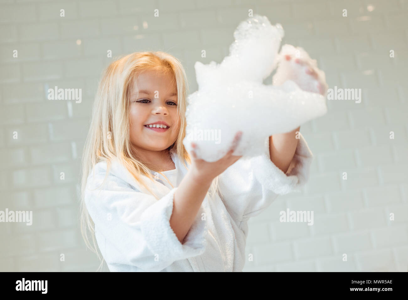 Mit schaum spielen -Fotos und -Bildmaterial in hoher Auflösung – Alamy