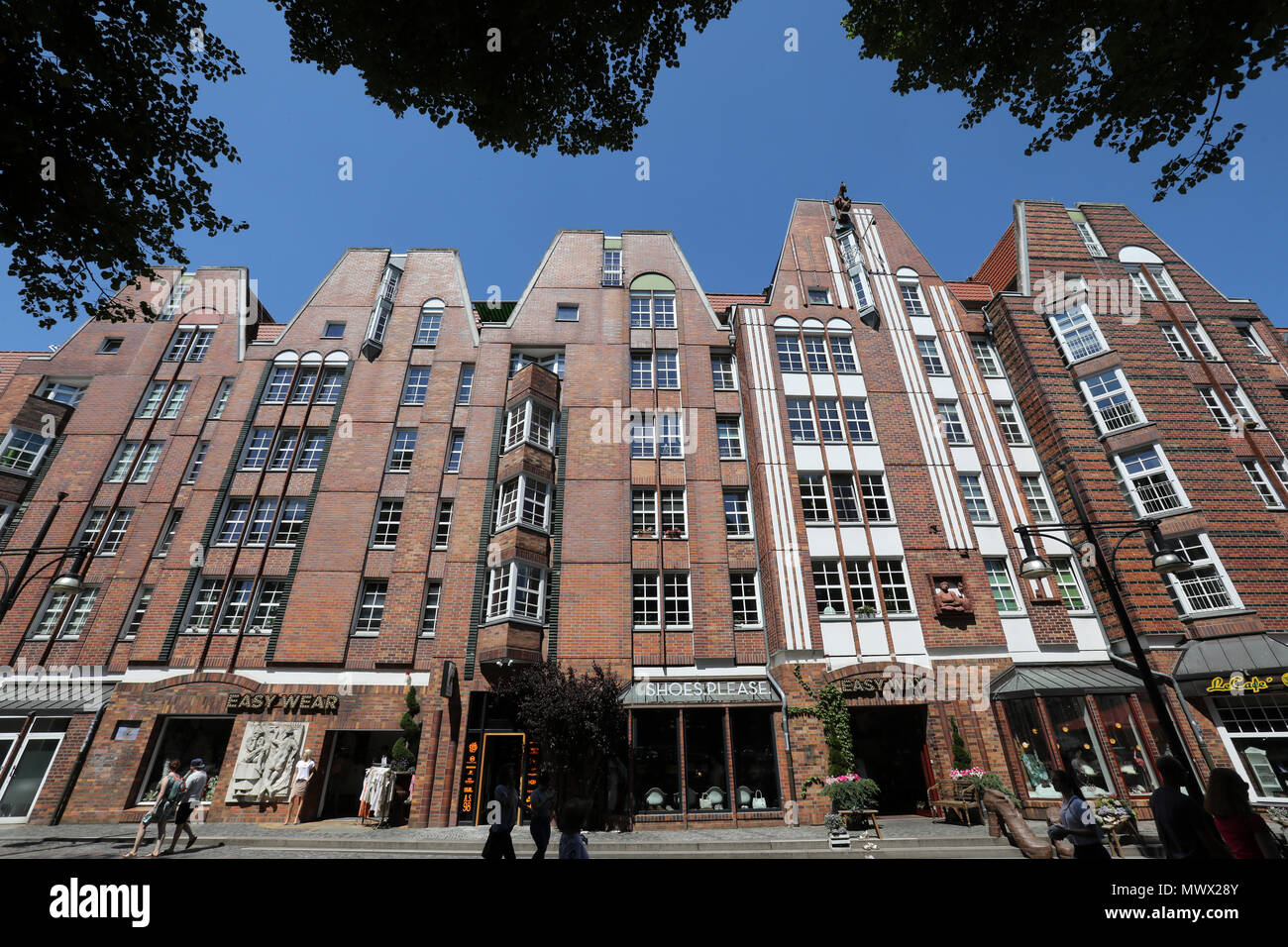 30. Mai 2018, Deutschland, Rostock: Eine historische DDR-Gebäude steht ...