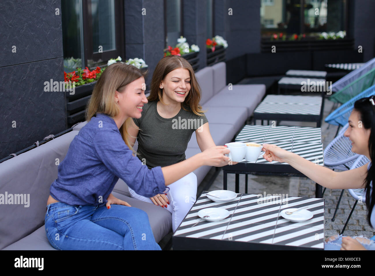 Positive Hausfrauen treffen im Cafe und Kaffee zu trinken ...