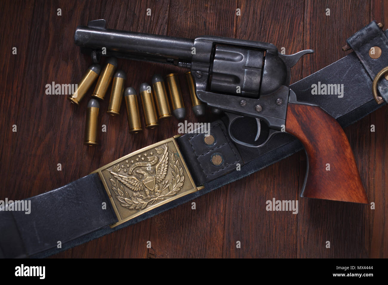 Alte western Revolver mit Patronen auf hölzernen Tisch Stockfotografie ...