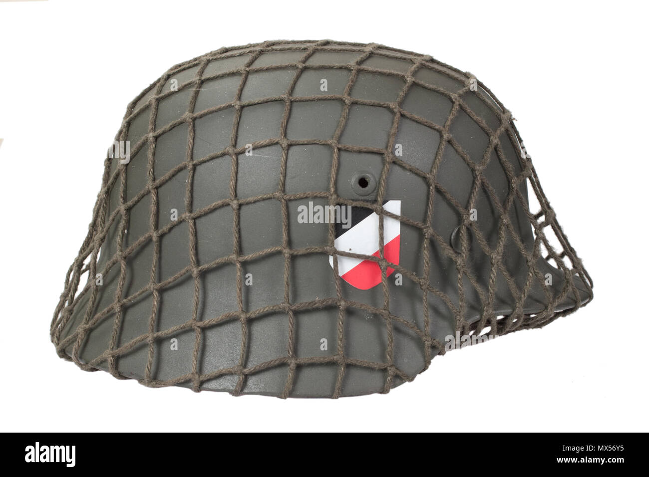Getarnte deutsche Armee Helm Weltkrieg isoliert auf weißem Hintergrund ...