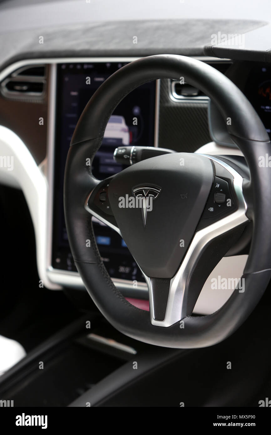 Tesla cockpit -Fotos und -Bildmaterial in hoher Auflösung – Alamy