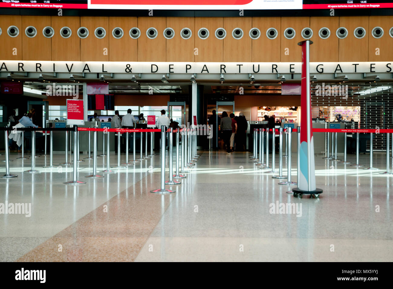 Ankunft abreise board am flughafen -Fotos und -Bildmaterial in hoher ...