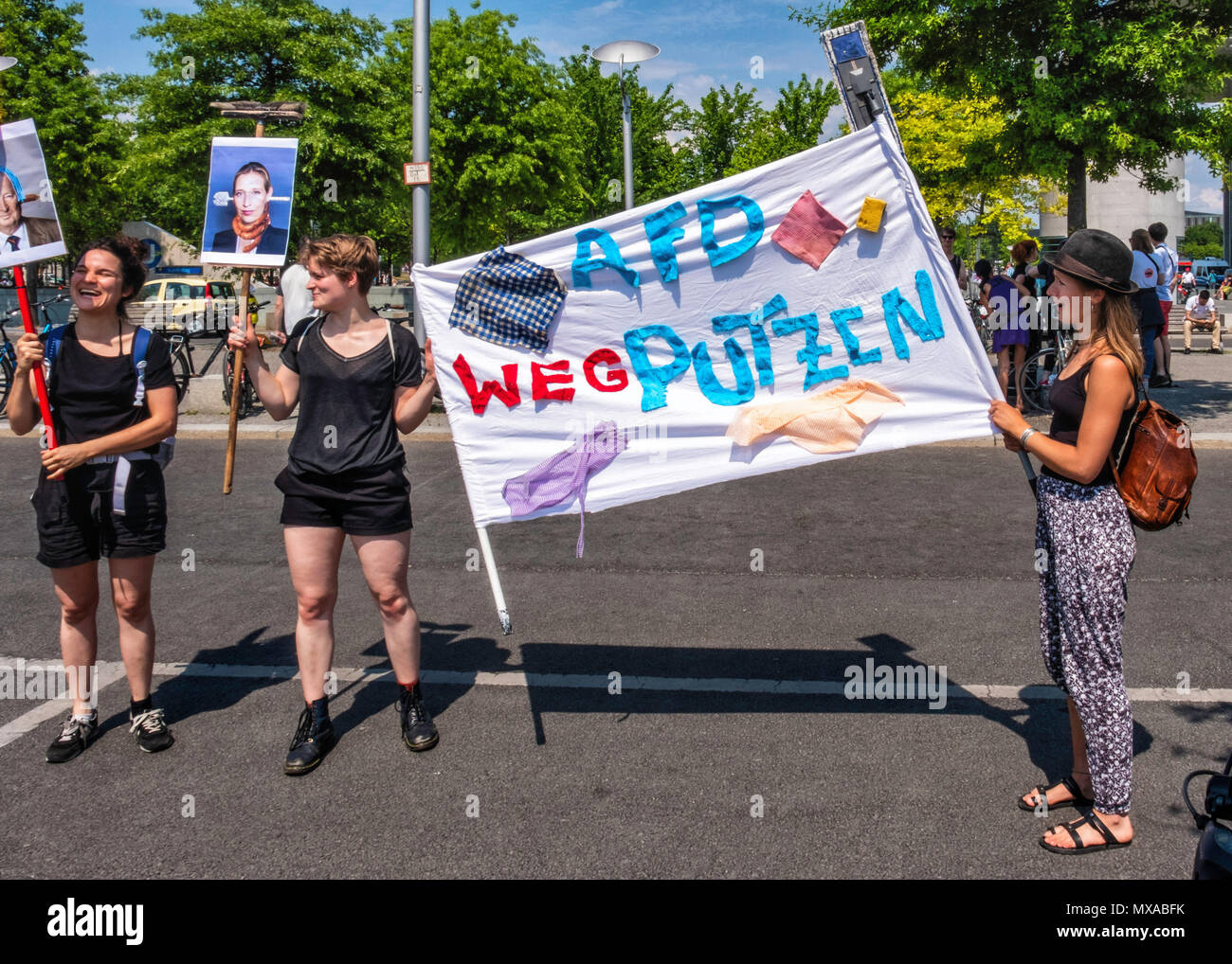 Junge frauen mit anti afd banner -Fotos und -Bildmaterial in hoher ...
