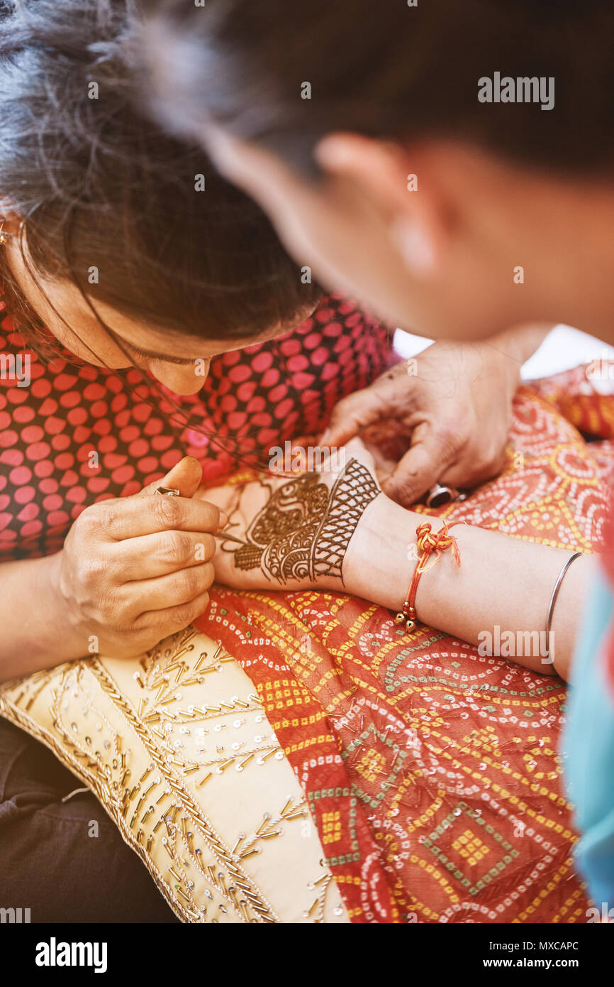 Die Henna Artist (Mehndi) Malerei der Hand der Frauen, die dem Gast in den indischen Hochzeit ...