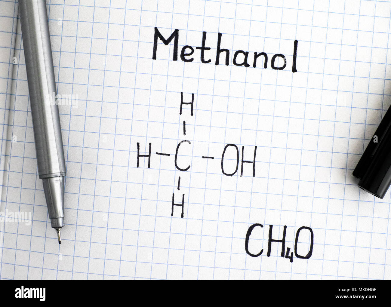 Die chemische Formel von Methanol mit schwarzem Stift. Nahaufnahme ...