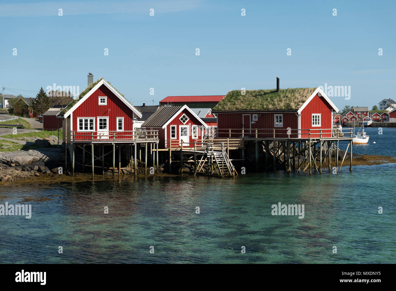 Rote rorbu hütten norwegen -Fotos und -Bildmaterial in hoher Auflösung ...