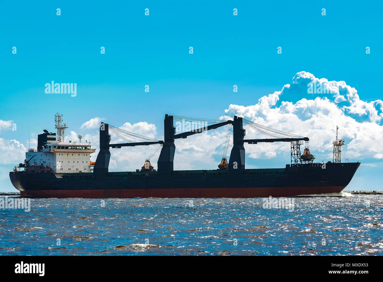 Ware importieren. Die großen blauen Frachtschiff, der Hafen von Riga ...