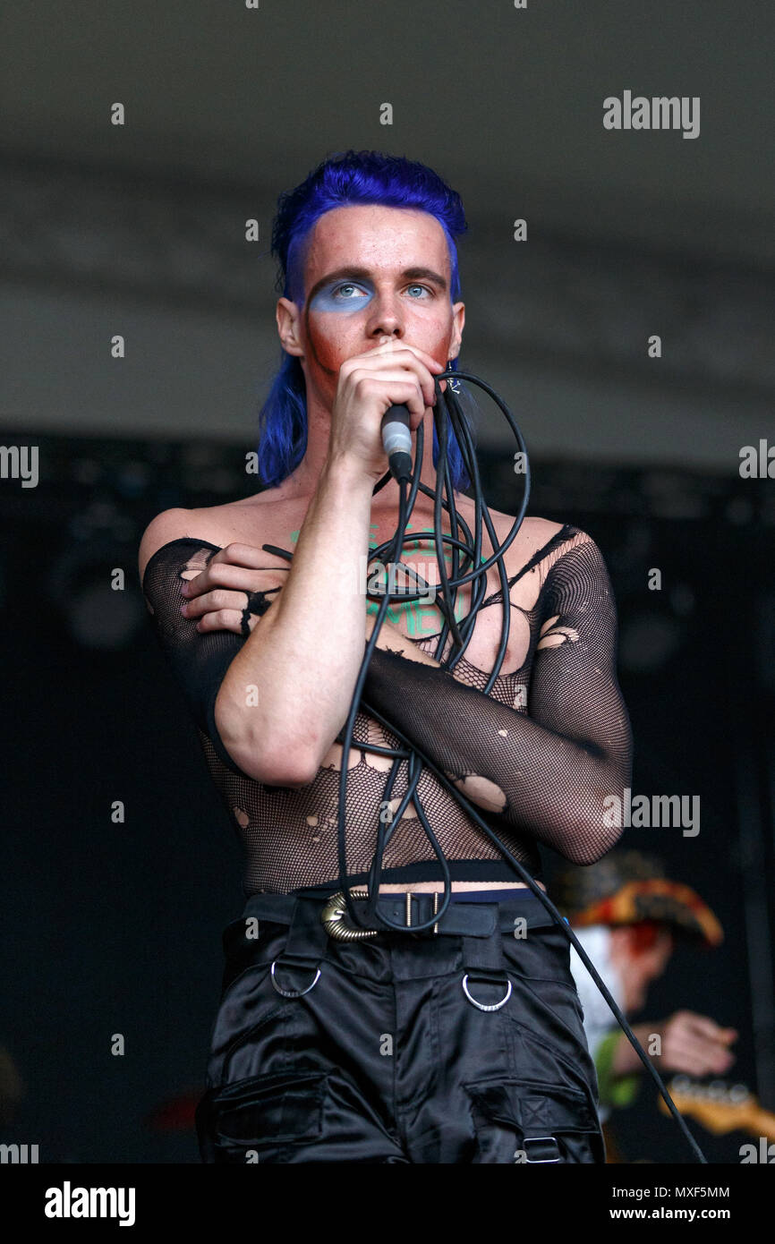 Queer musiker auf der bühne -Fotos und -Bildmaterial in hoher Auflösung ...