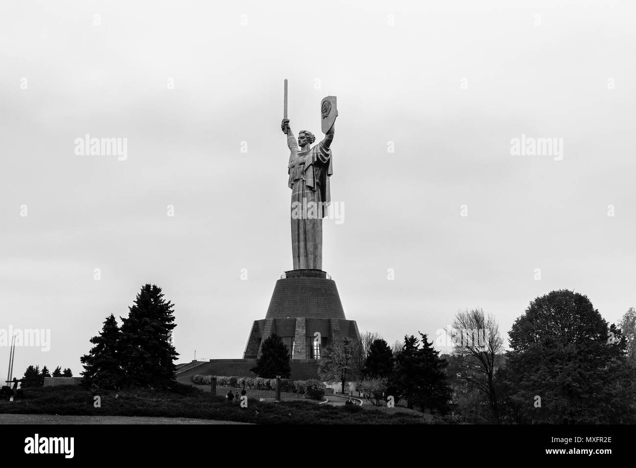 Rodina Mat (Mutterland Denkmal) in Kiew, Ukraine, Landschaft ...