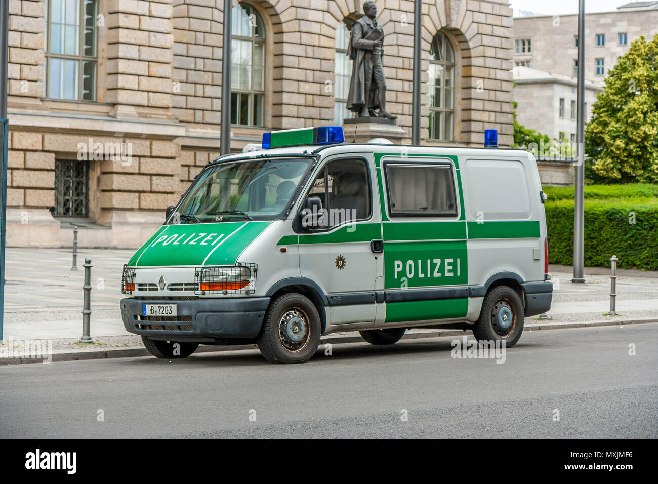 Berlin police car -Fotos und -Bildmaterial in hoher Auflösung – Alamy