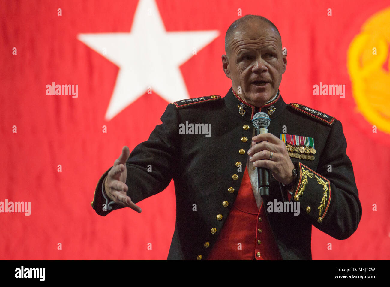 Kommandant des Marine Corps (CMC) Gen. Robert B. Neller spricht mit ...