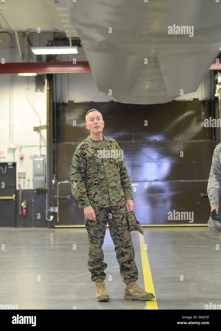 Us Marine Corps Gen. Joseph F. Dunford Jr., Vorsitzender des Generalstabs, lobt einen Flieger am ...