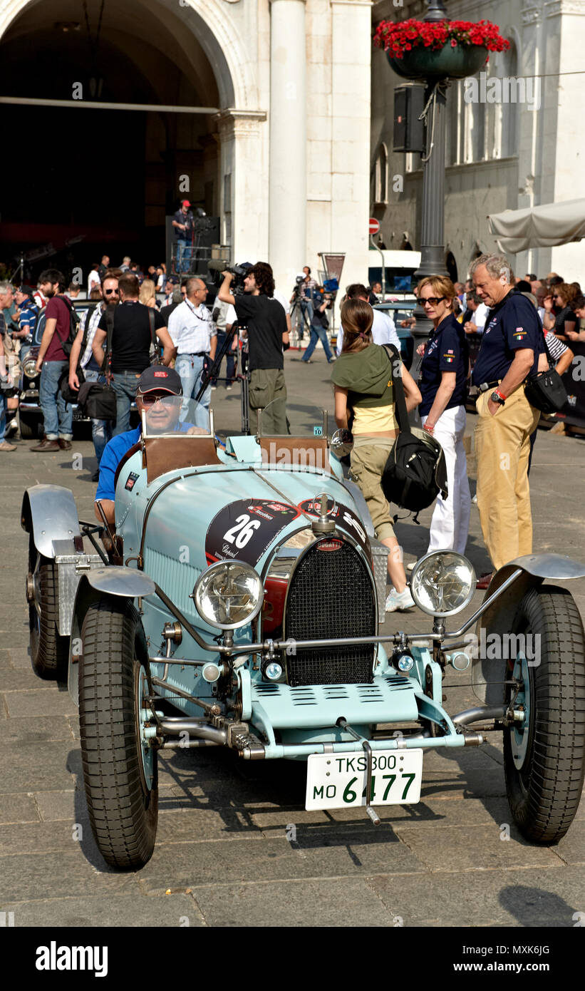 Historischer bugatti rennwagen -Fotos und -Bildmaterial in hoher ...