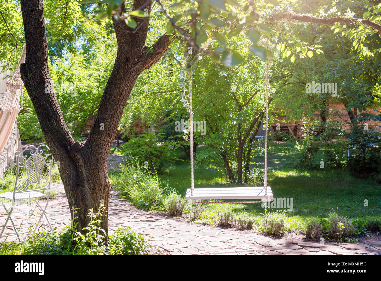 Kind baum schaukel schattenbild -Fotos und -Bildmaterial in hoher ...