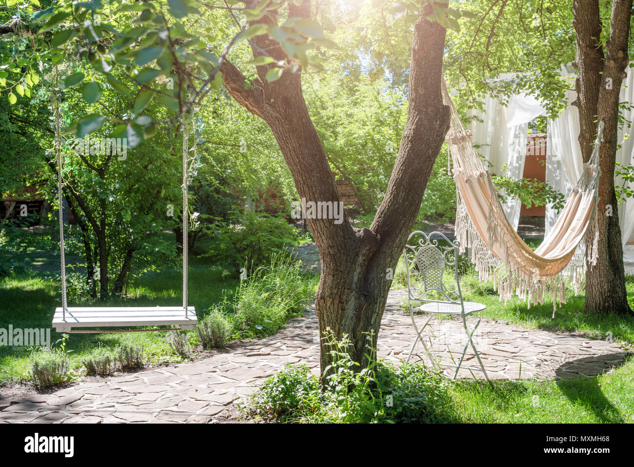 Kind baum schaukel schattenbild -Fotos und -Bildmaterial in hoher ...