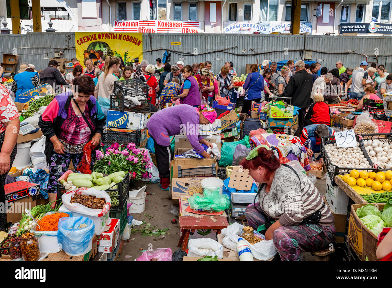Das ukrainische Volk Kaufen Essen Im Privoz Markt, Odessa, Ukraine ...