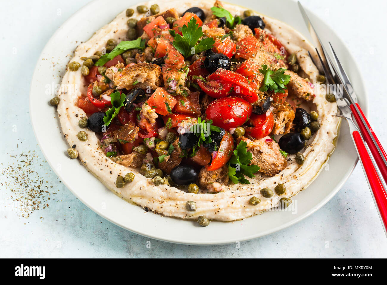 Frische Griechische dakos Salat auf einer Schicht von Hummus. Licht ... Frische Griechische dakos Salat auf einer Schicht von Hummus. Licht ...