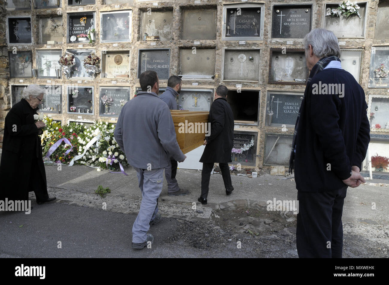 Mann lebt auf dem friedhof -Fotos und -Bildmaterial in hoher Auflösung ...