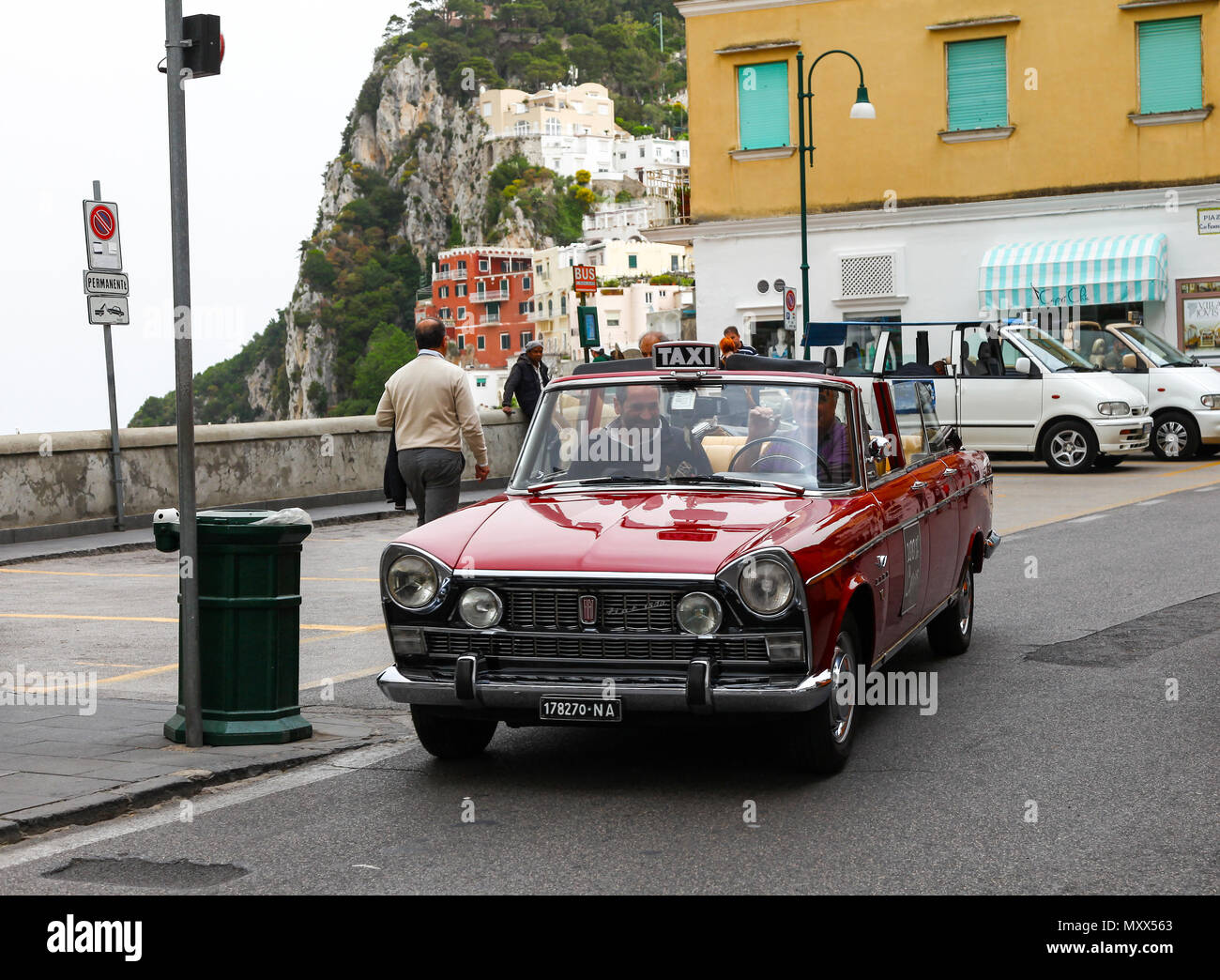 Ein vintage Fiat 1500 Cabriolet Taxi auf der Insel Capri, Italien ...