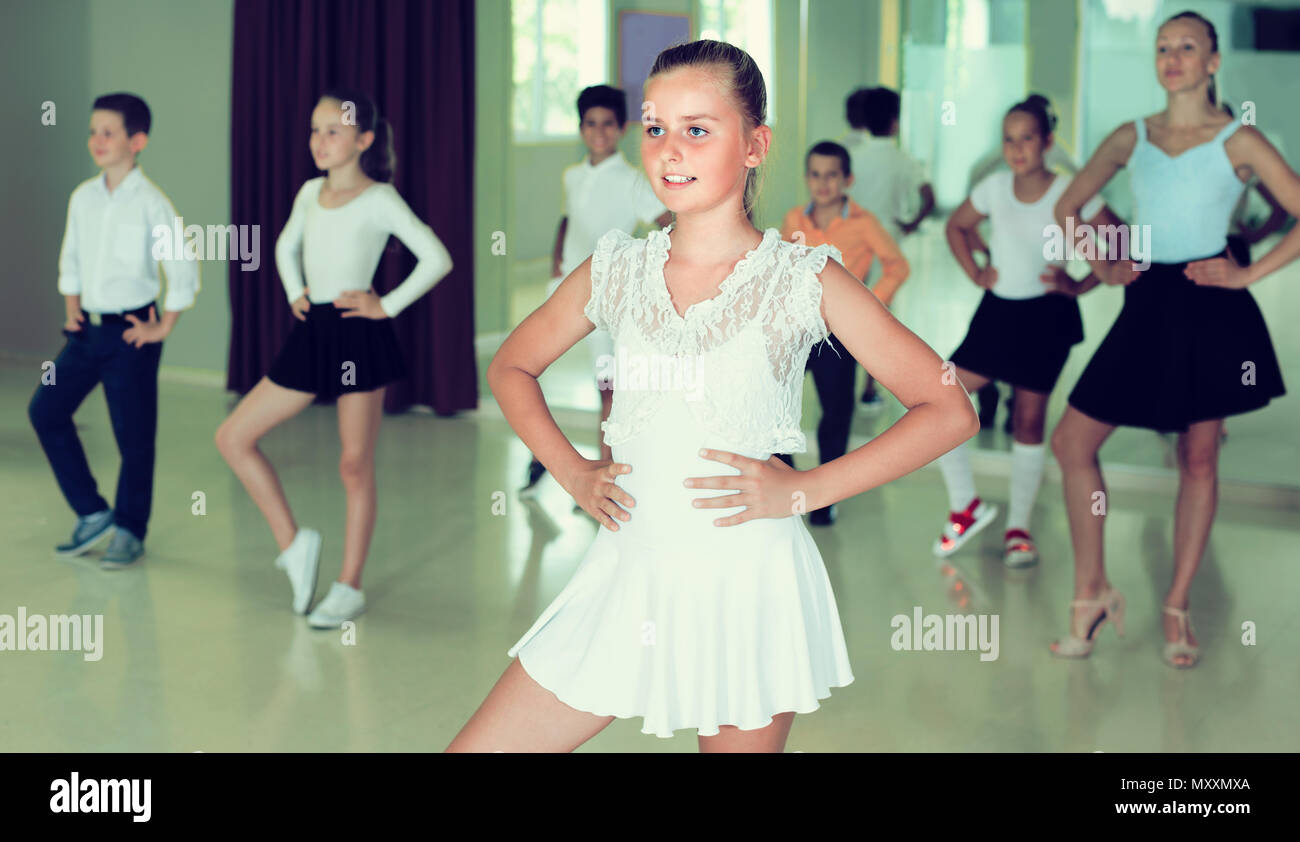Positive Kinder tanzen Rock-n-Roll in der Klasse Stockfotografie - Alamy