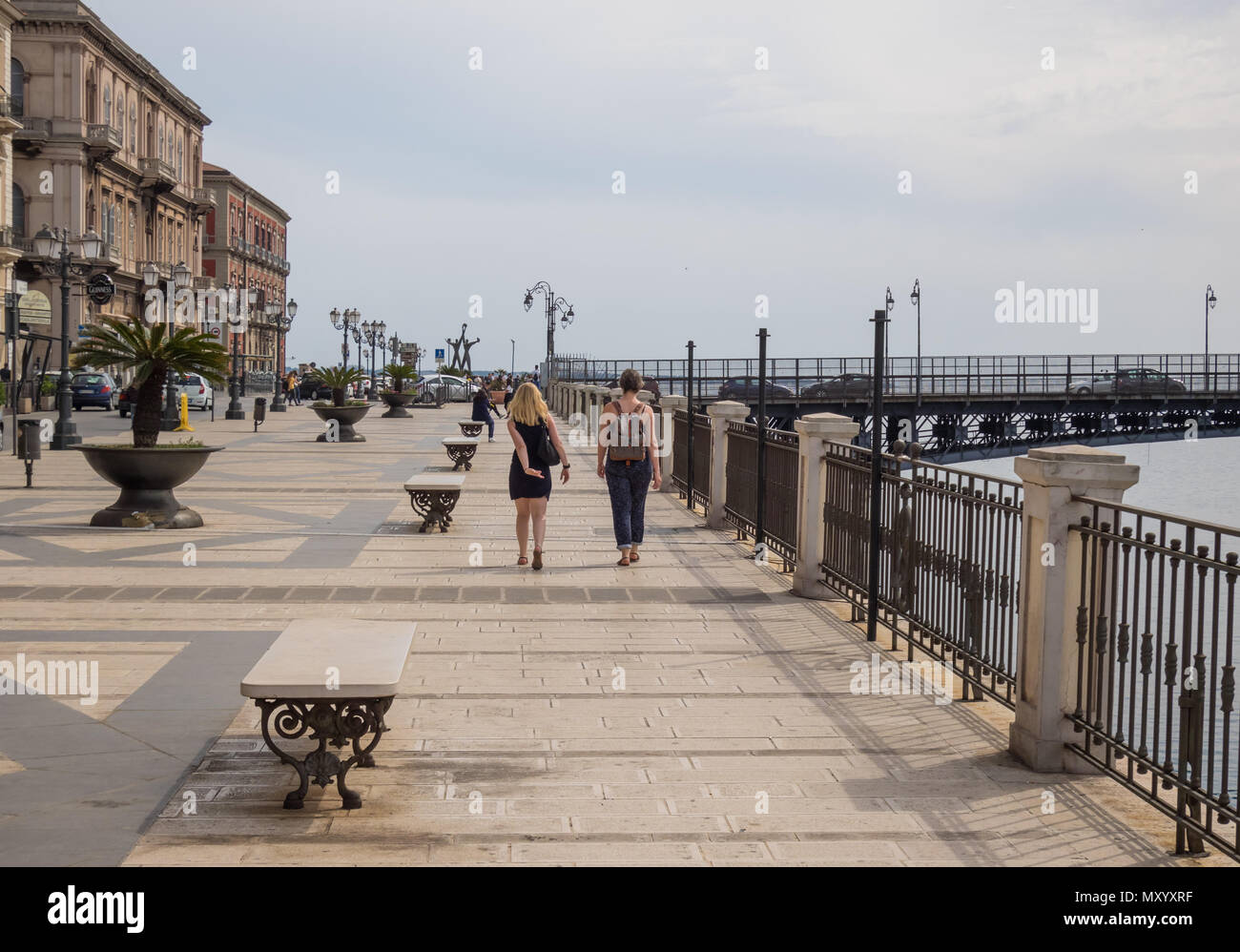 Taranto, Italien - Das historische Zentrum einer großen Stadt im ...