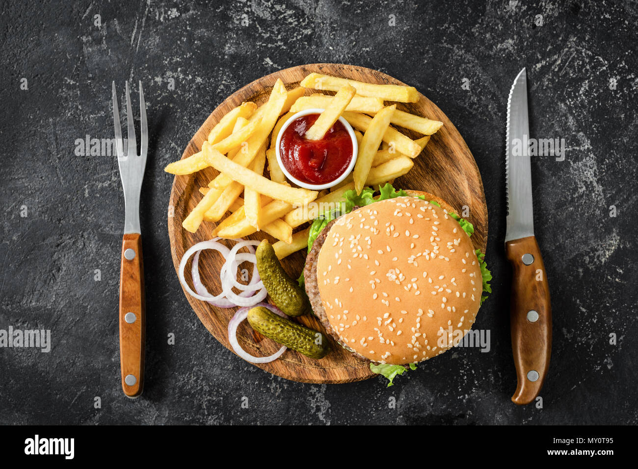 Hamburger essen amerikanische pommes -Fotos und -Bildmaterial in hoher ...