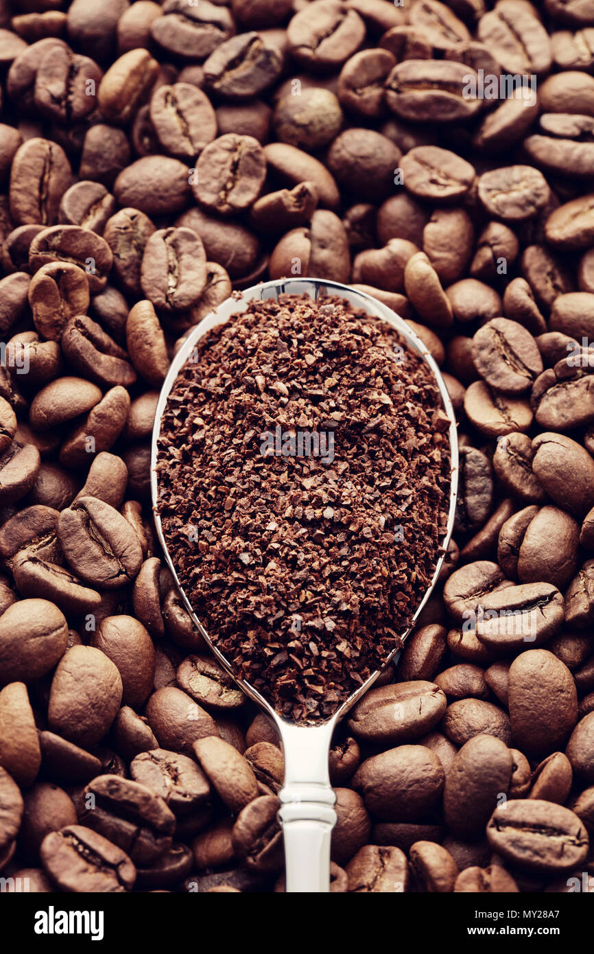 Mahlen von rohkorn -Fotos und -Bildmaterial in hoher Auflösung – Alamy