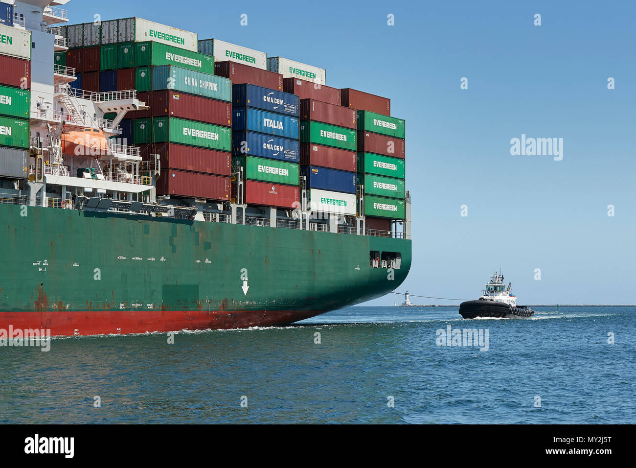 Containerschiff im profil betrachtet -Fotos und -Bildmaterial in hoher ...