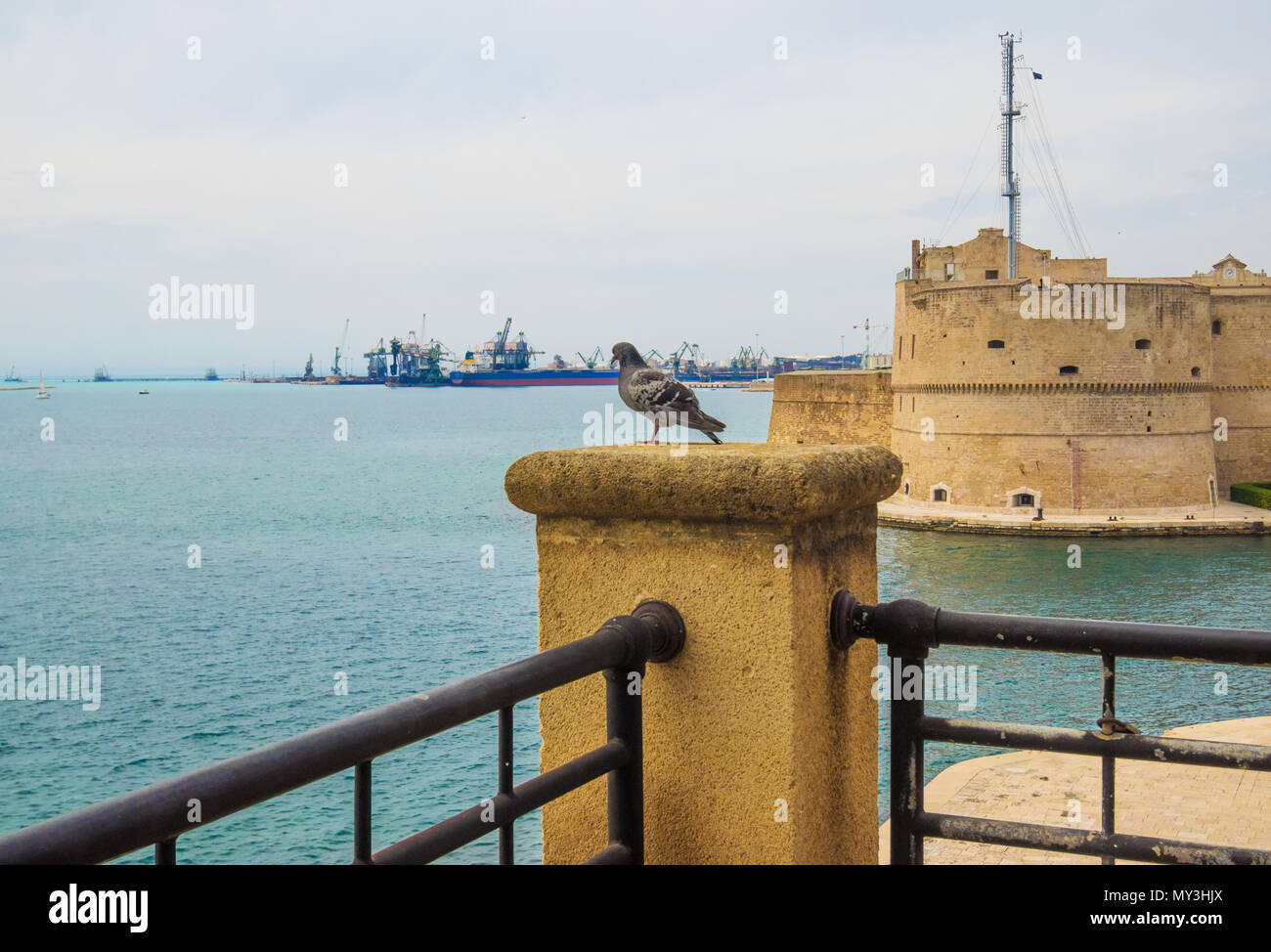 Taranto italy puglia castle -Fotos und -Bildmaterial in hoher Auflösung ...