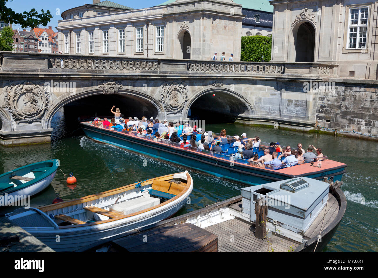 Canal Cruise Boot voller Touristen vorbei an der historischen Brücke ...