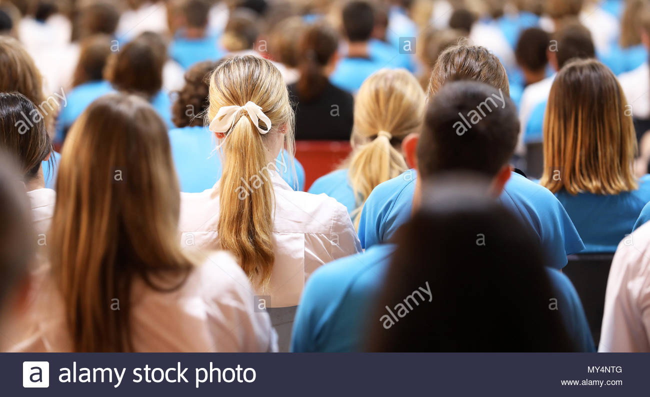 Menge Von Studierenden An Der High School Assembly Im Publikum menge-von-studierenden-an-der-high-school-assembly-im-publikum