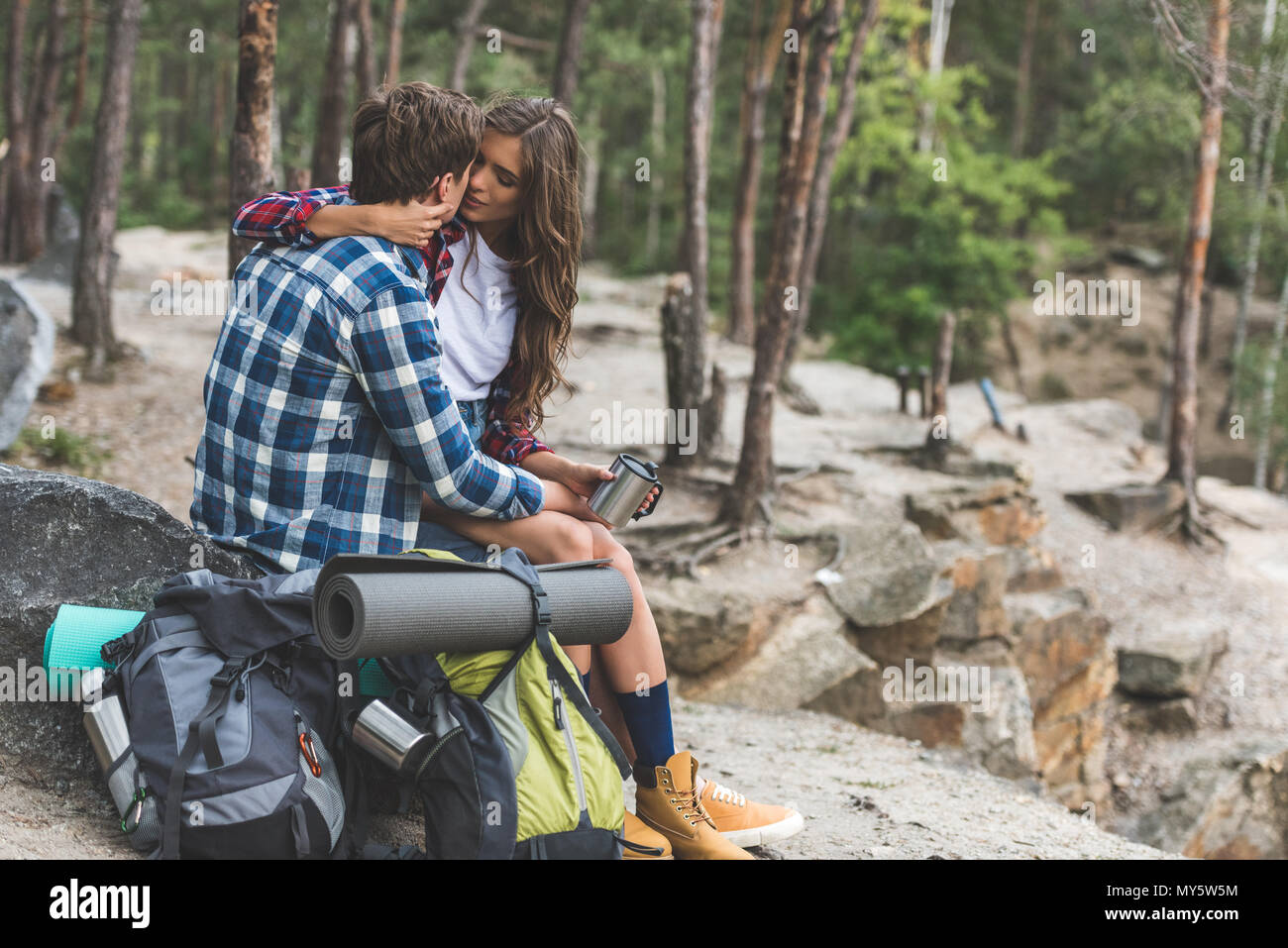 Aktive Paar küssen, während sie Reise im Wald Stockfotografie - Alamy