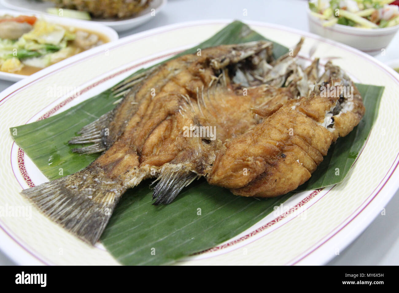 Thailändischer gebratener Seebarsch auf dem Banana Leaf in Bangkok ...