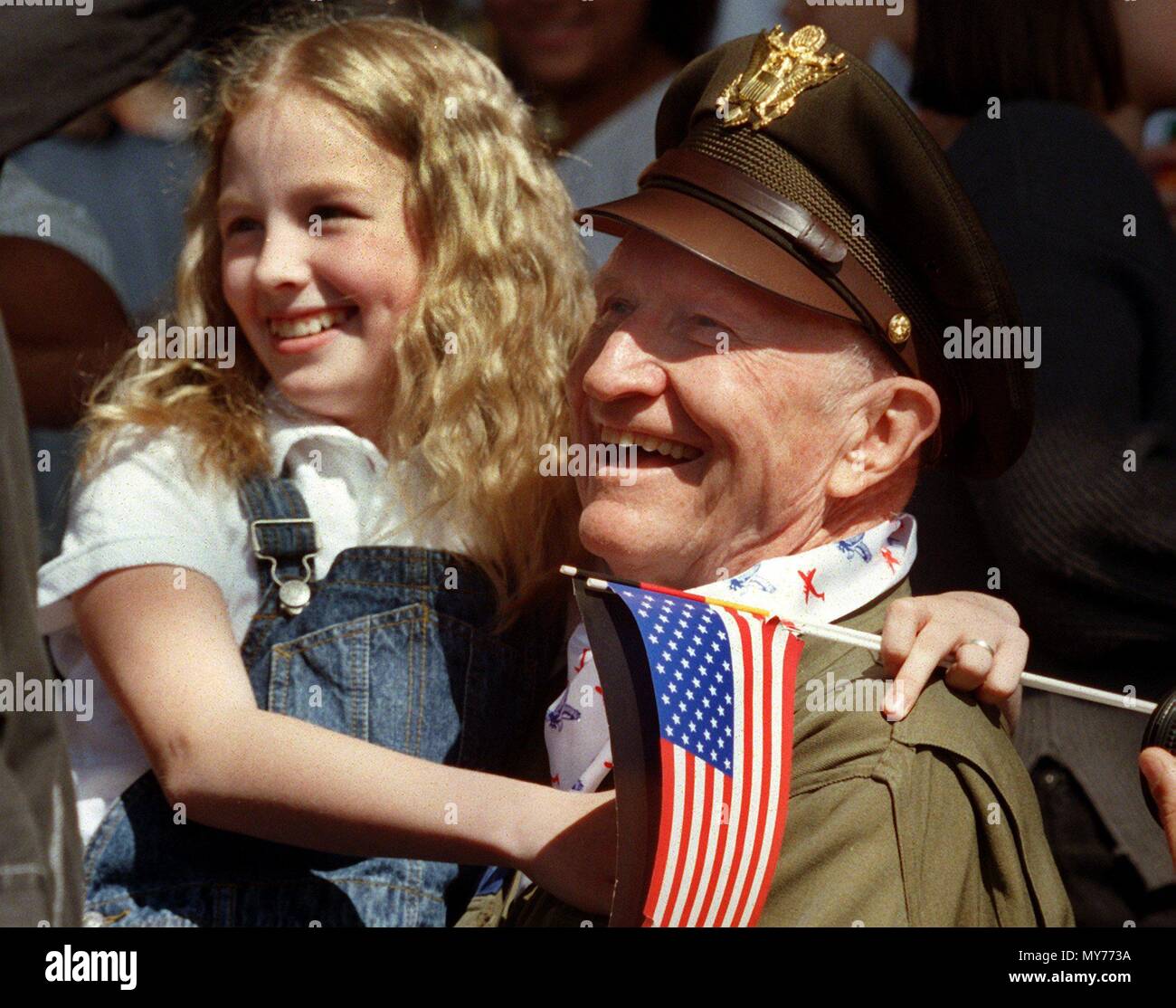Der ehemalige Pilot Gail Halvorsen Luftbrücke Holding wenig Adrene ...