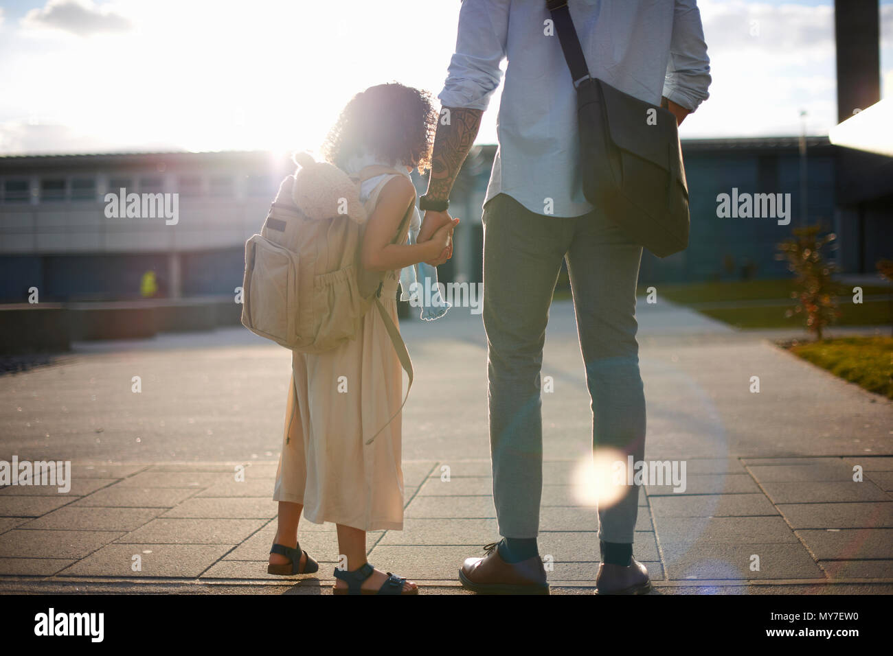 Mit einer hand vater -Fotos und -Bildmaterial in hoher Auflösung – Alamy
