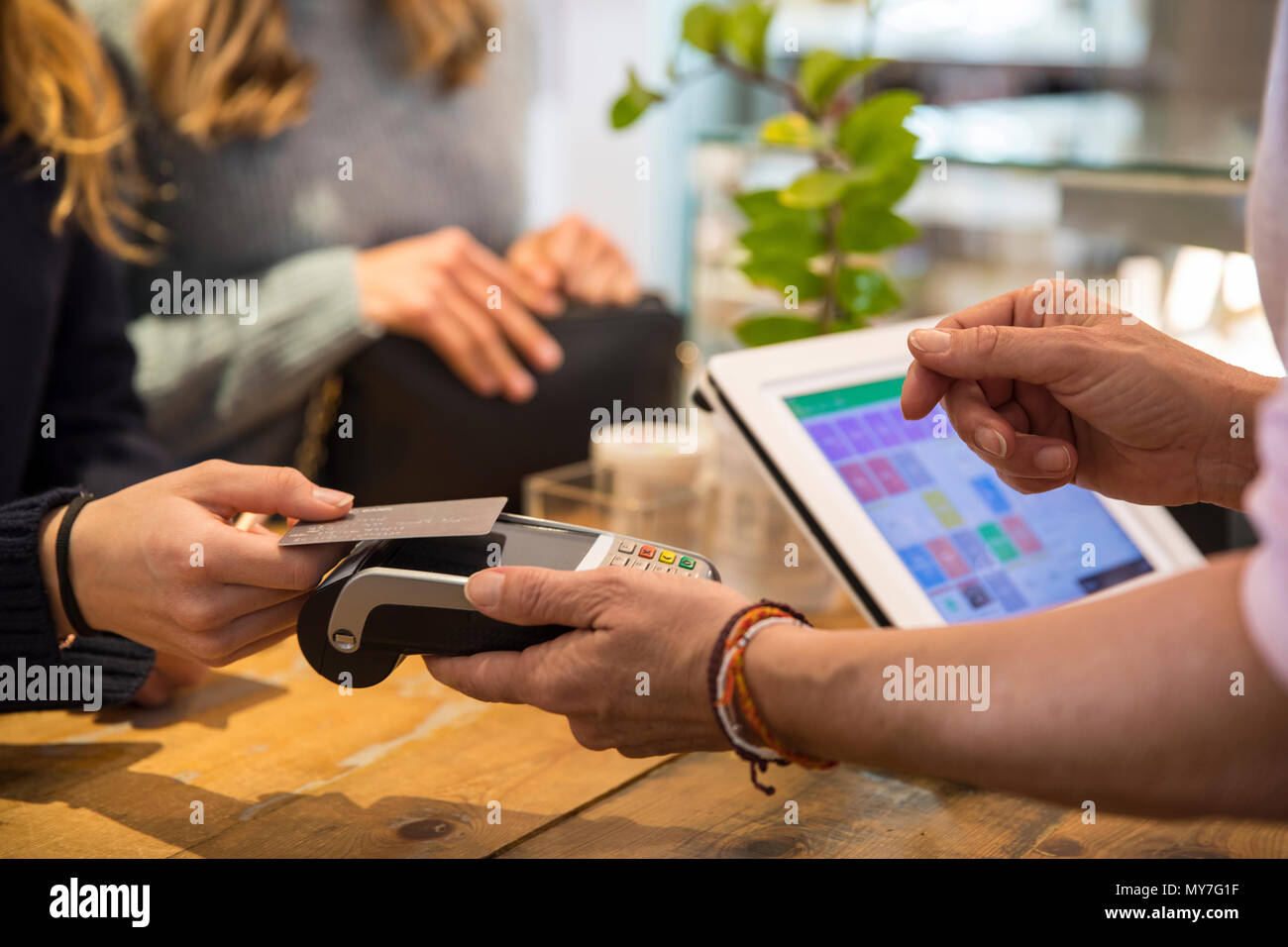 Mit karte einkaufen -Fotos und -Bildmaterial in hoher Auflösung – Alamy
