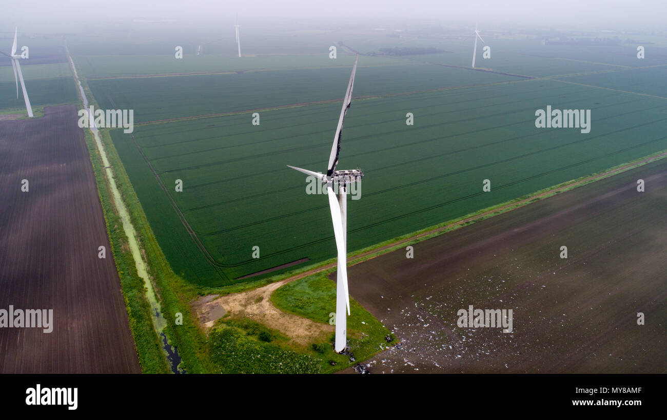 Luftbild zeigt die Windenergieanlage beschädigt durch Blitzschlag im ...