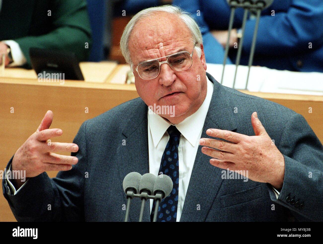 German chancellor helmut kohl gestures -Fotos und -Bildmaterial in hoher Auflösung – Alamy