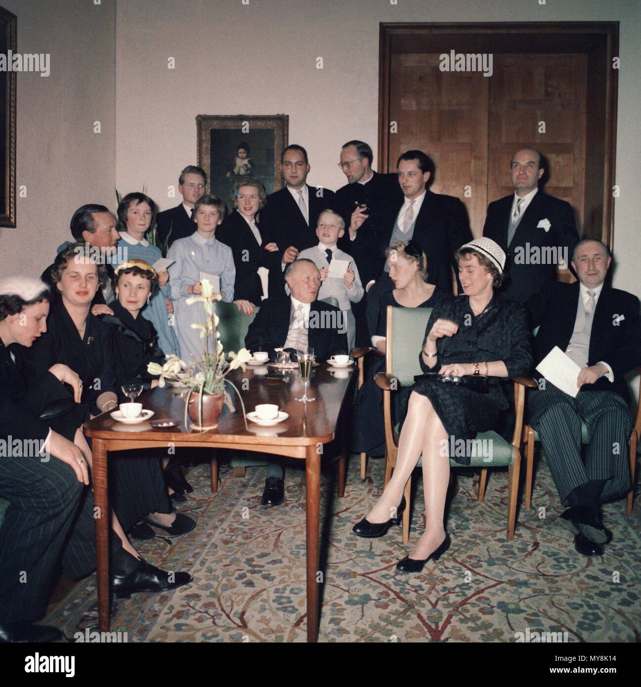 Bundeskanzler Dr. Konrad Adenauer (c) mit seiner Familie am 5. Januar ...