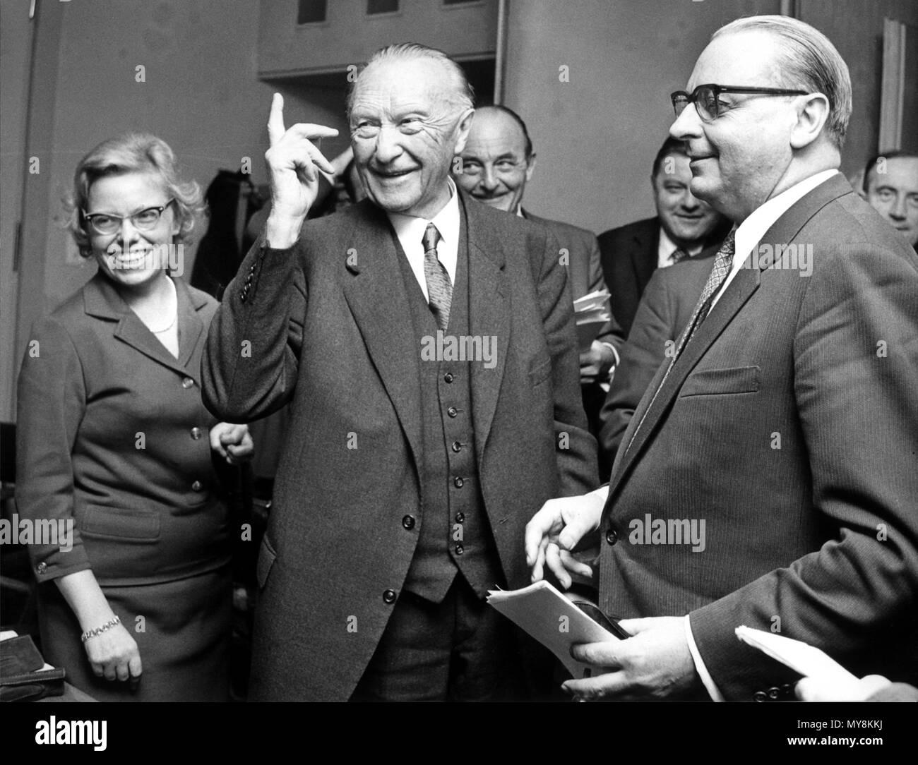 Bundeskanzler Konrad Adenauer (c) und CDU/CSU-Fraktionschef Heinrich ...