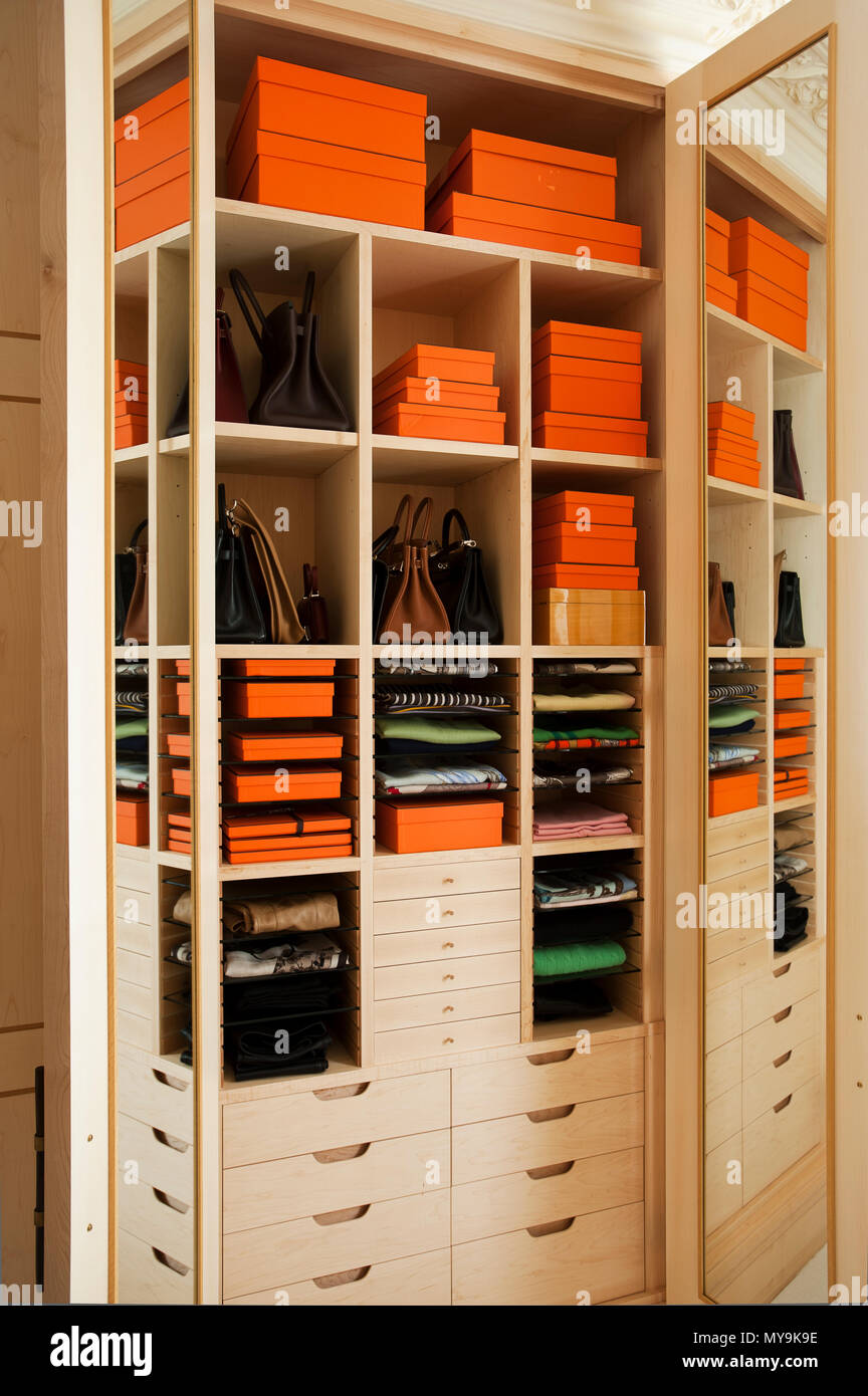 Offener kleiderschrank -Fotos und -Bildmaterial in hoher Auflösung – Alamy