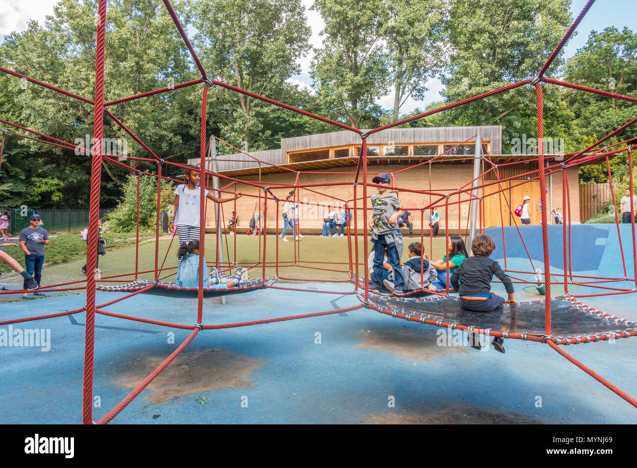 Kinder spielen auf dem spielplatz -Fotos und -Bildmaterial in hoher ...
