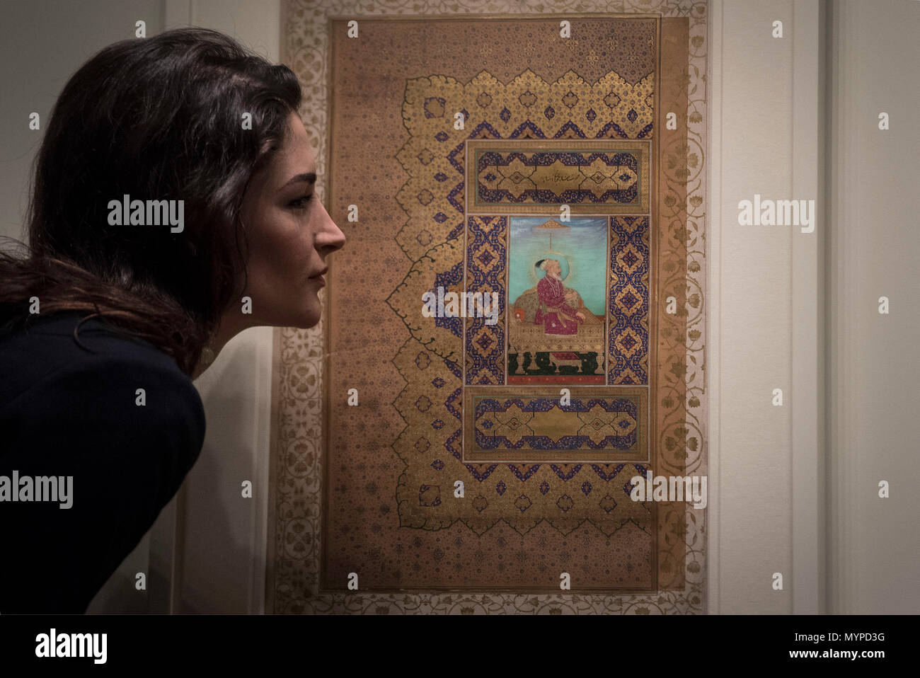 Kuratorin emily hannam schaut -Fotos und -Bildmaterial in hoher ...