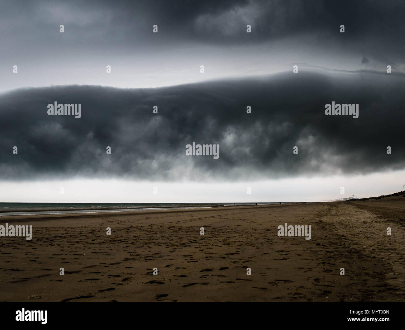 Nähert sich ein Gewitter einen leeren Strand von Bray-Dunes in ...