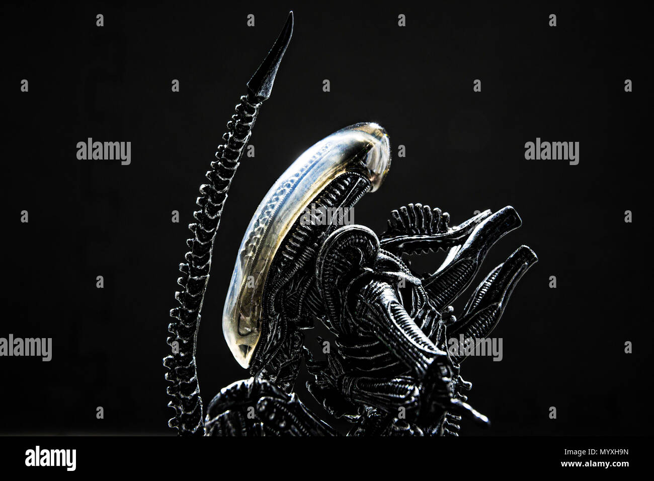 Alien Figur aus "Alien" Bild, In der fetalen Position. Das ist die ...